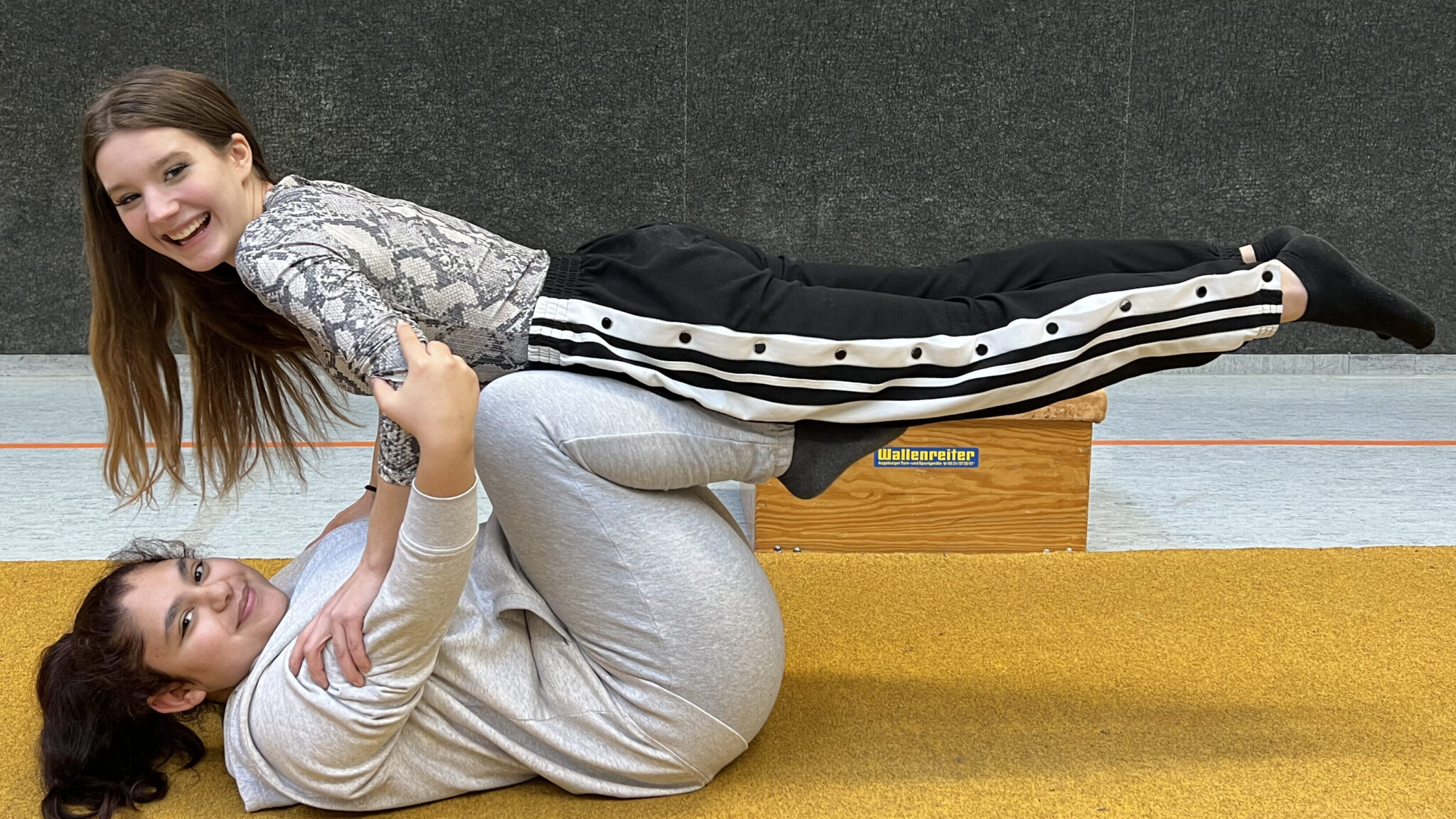 Tolle Akrobatik-Präsentationen in unseren 9. Klassen – Grundschule und ...